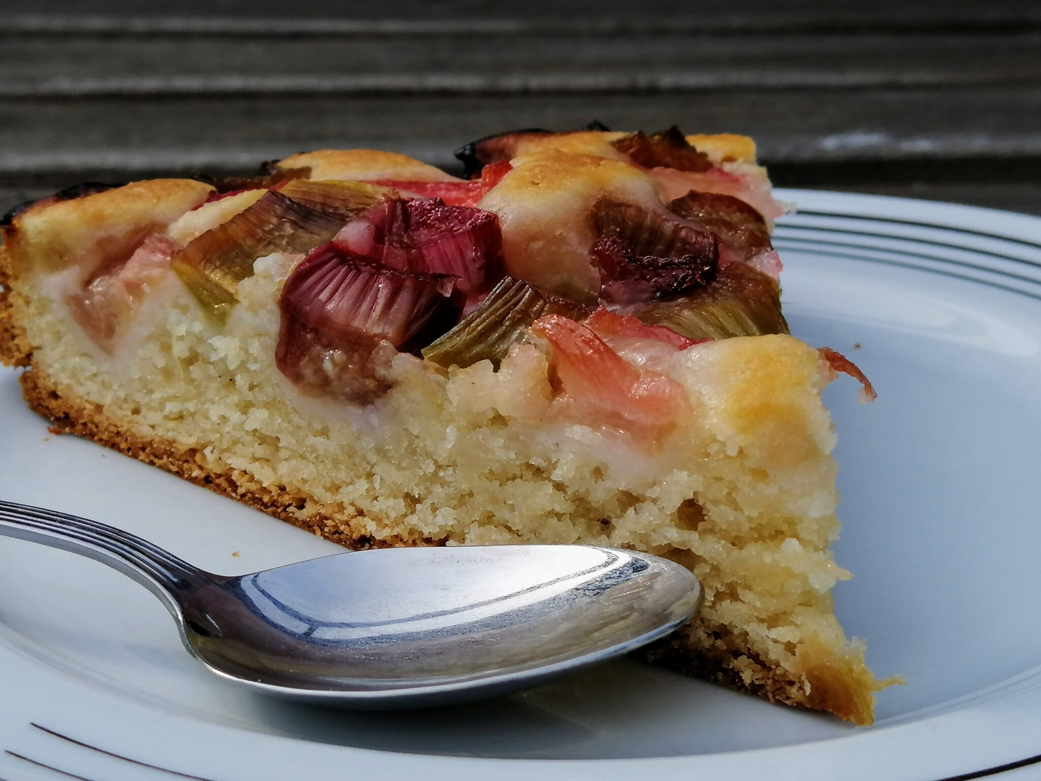 Rabarberkage med marcipan - Mette under månen